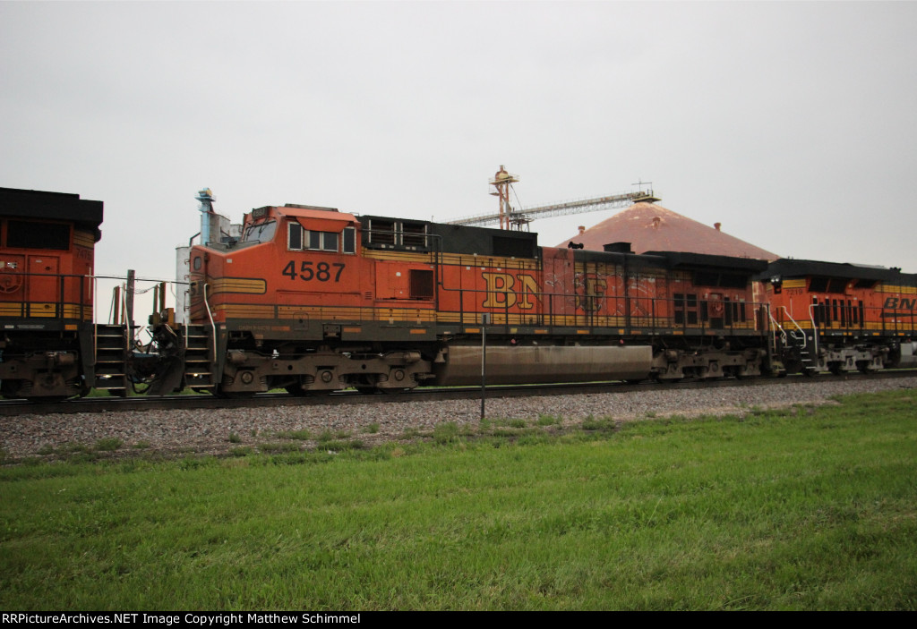 BNSF 4587
